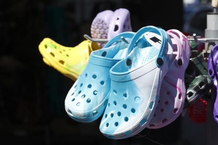 Can you wear crocs to Universal Studios? - Wear When What Why